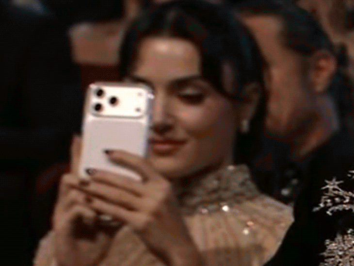 Riyadh Event: Hande Ersel Reacts to Viral Shah Rukh Khan Video