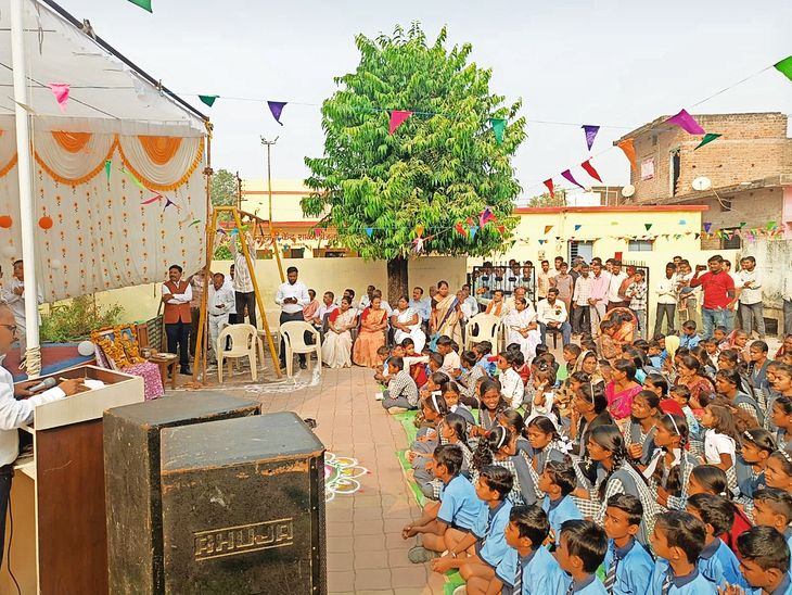 Republic Day celebrated at Anjangaon Bari School, flag hoisting by ...
