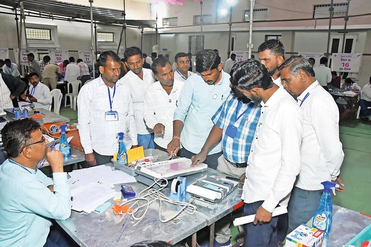 EVMs sealed after sample voting in Khultabad, election preparations for ...