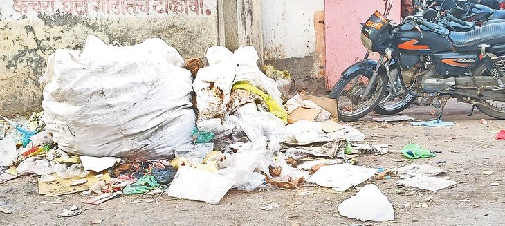 Piles of garbage in Umarga, clogged drains, citizens suffering from ...