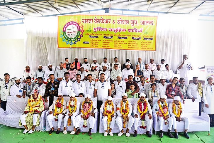 The wedding ceremony of 11 couples in Jalna city was a joyous occasion.