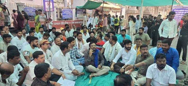 Traders protest in Tuljapur by keeping shops closed regarding footpaths ...