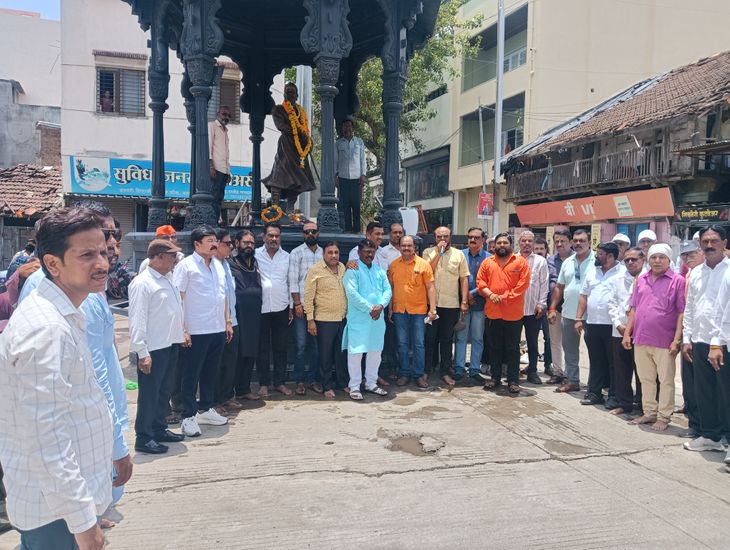 Milk Abhishekam at Chhatrapati Shivaji Maharaj Chowk in Manmad, crowd ...