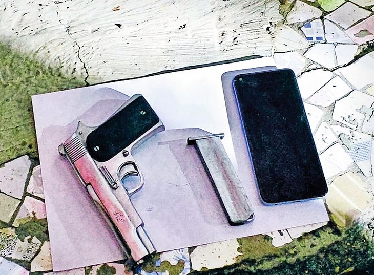 Young policemen along with village gangs caught in the net, valuables ...