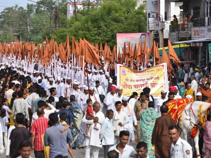 A gathering of devotees gathered to welcome the palanquin of Sant ...