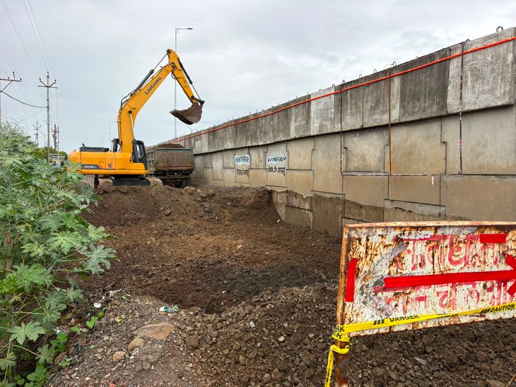 The work of the flyover in Kakrambya, which was stalled for six and a ...