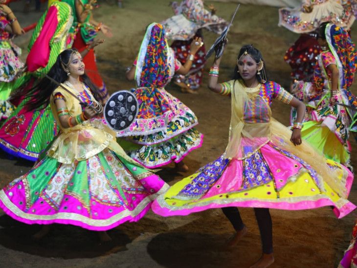 Girls group play garba with sword in Ankleshwar