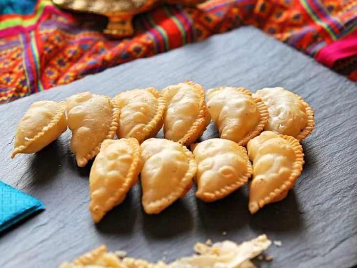 Try delicious and Yummy Traditional Ghughara recipe for Diwali | ઘુઘરા ...