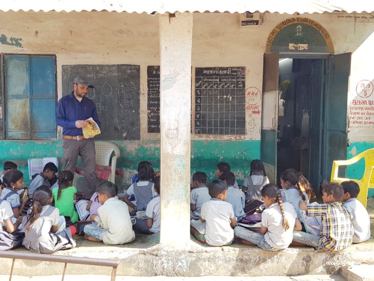 Children are studying to sit on the ground in the village of Naswadi ...