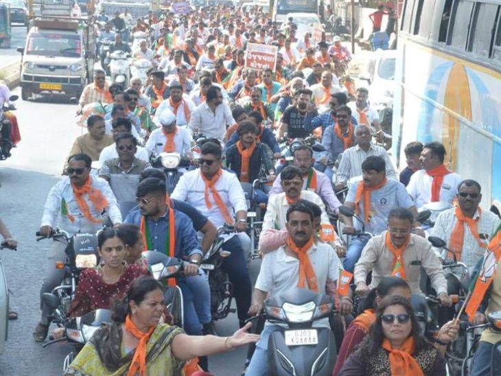 bjp arrange bike reli no one wearing helmet on bike reli in rajkot ...