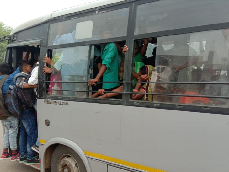 over crowded bus in Lunawada, students demand big bus