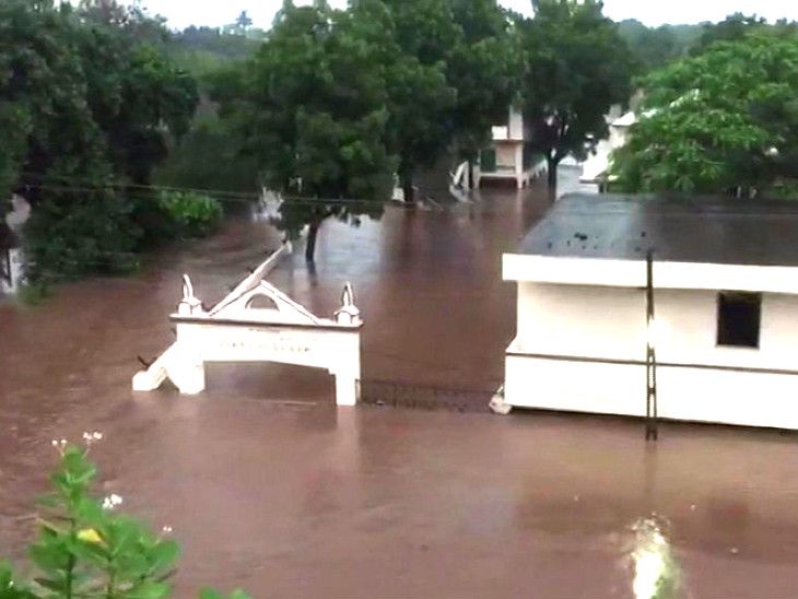 Navsari Ambika and kaveri river flood situation, NDRF team trapped in ...