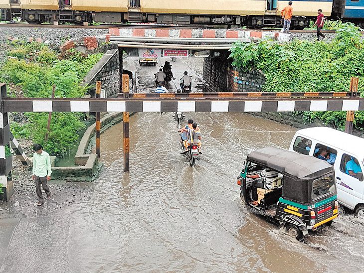 Light rains in south Gujarat fell by 1and half inches in dolvan of Tapi ...