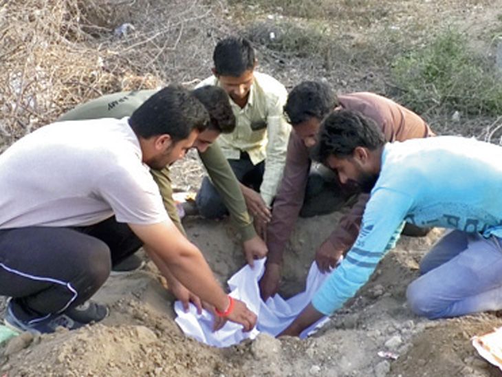 The last rites of Kapiraj dead by the youth at the fort | ગઢ ખાતે ...