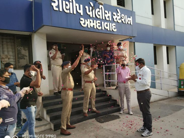 beating Corona the policeman immediately join duty staff welcomes with ...