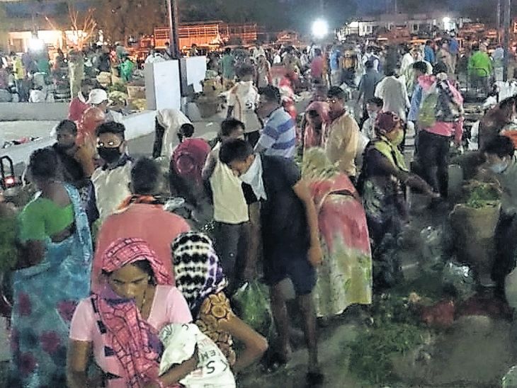 Not a sign of social distance in Sardar Patel vegetable market
