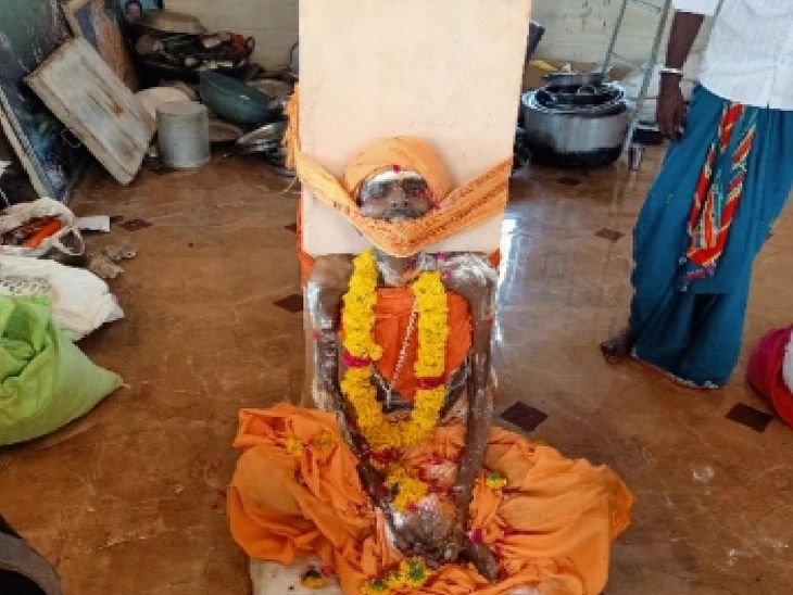 The mahant of the Melody temple in the dark desert was found in Devlok