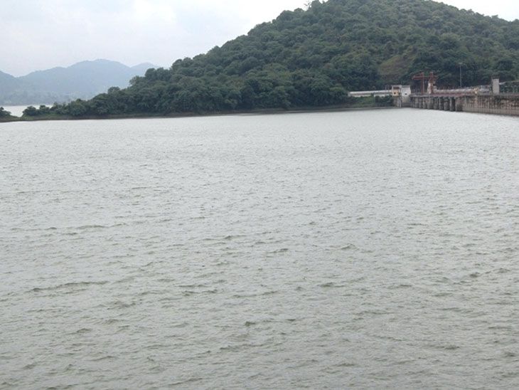 One and a half inches of rain in Nandod crossed 100 meters of Karjan ...