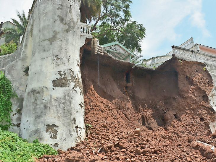 A part of a thousand year old historical fort in Bharuch collapsed in ...