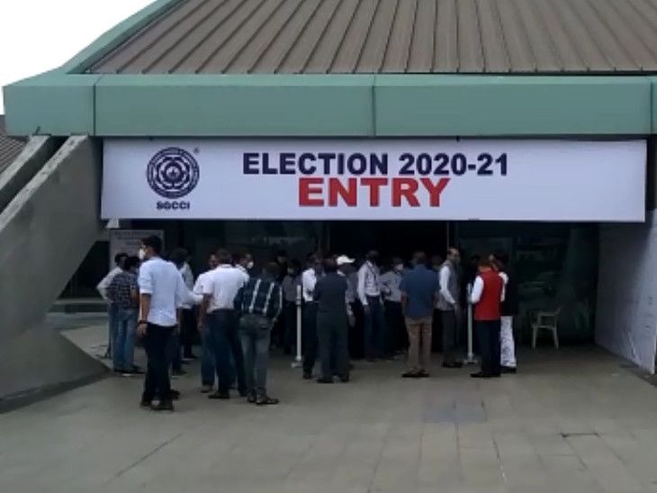 Voting for the election of the managing committee of the chamber in ...