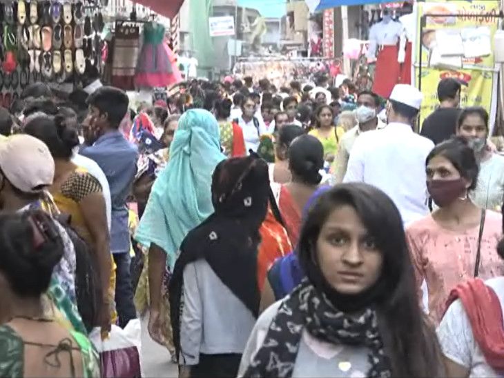 Crowds throng Chauta Bazaar in Surat, dull atmosphere in fireworks ...