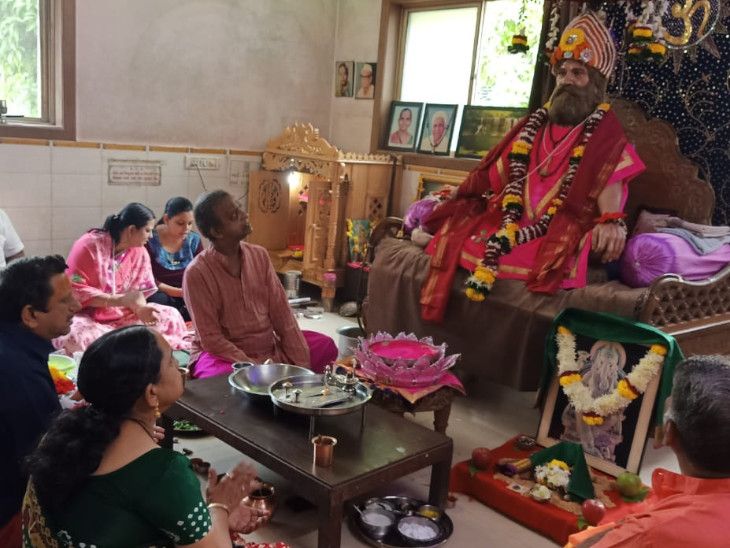 Worship with social distance on the birth anniversary of Shri Rang ...