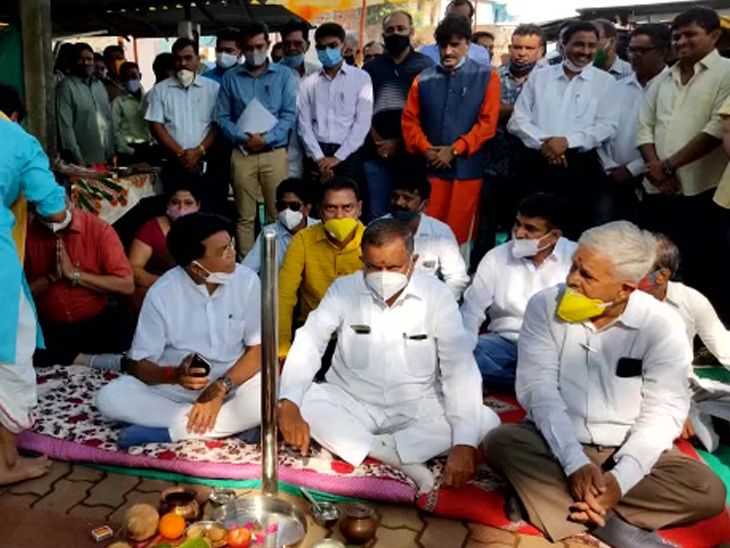 No social distance in the function of the development of Parnera Dungar ...