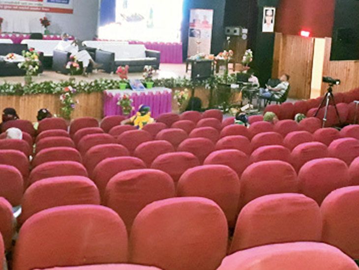 Hall emptied at the time of the CM's speech at the ration card ...