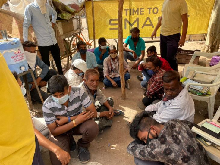 18 arrested for gambling in pavilion in front of Veer Jund Hanuman ...