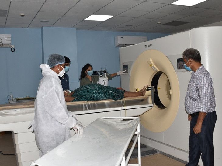 In both the waves of Corona, the radiodiagnosis department of Surat ...