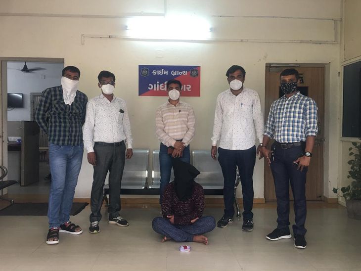 Accused arrested for demanding jewelery under the guise of Bawa | ગઠિયો ...