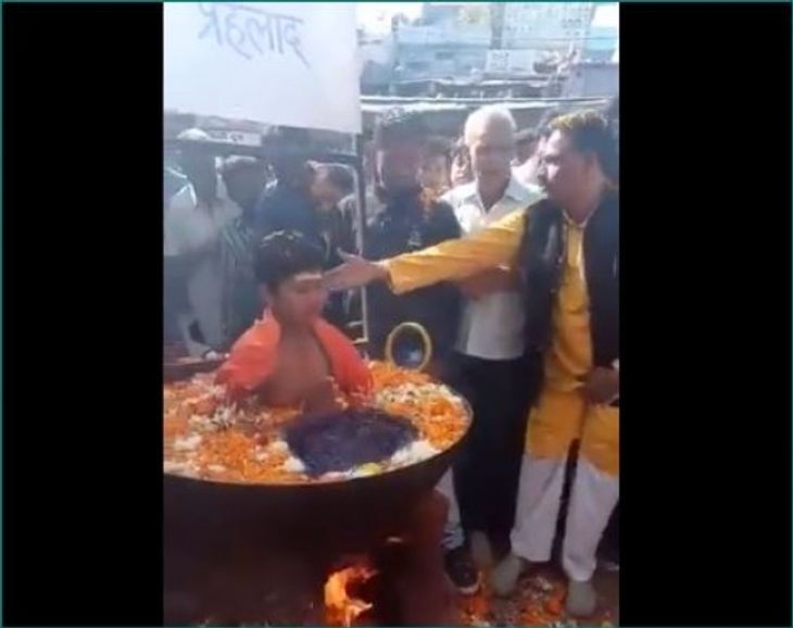 viral video shows a boy sitting in boiling water netizens Bollywood ...