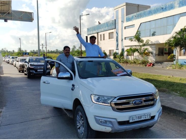 Ahir Samaj flag hoisting at Dwarkadhish temple, a large number of Ahir ...
