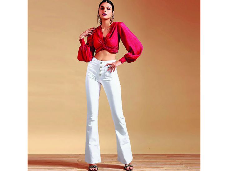 Attractive crop top gives stylish look