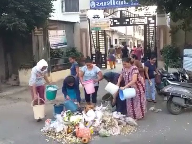 Contractor's arbitrary attitude in door-to-door garbage collection ...