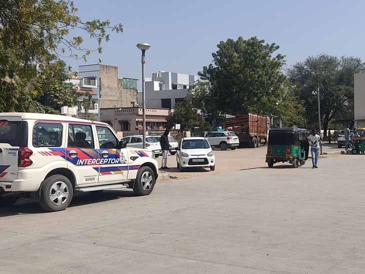 The new female officer of the RTO moved the agents 100 meters away ...