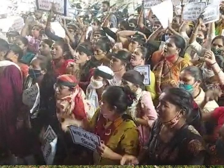Asha workers angry in Surat on World Women's Day | સન્માનની જગ્યાએ ...