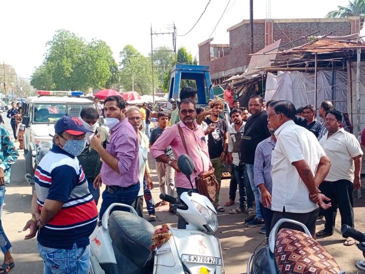 Uhapoh breaking the pressure in the bus stand area of Halol | વિવાદ ...