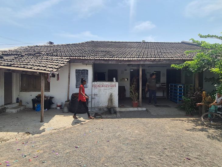 Government Primary School in Wadia is dilapidated, students of Std. 1 ...