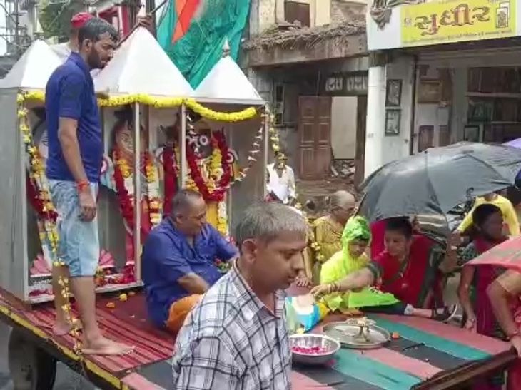 Rathyatra starts from 200 year old Ranchodji temple in Navsari, travels ...
