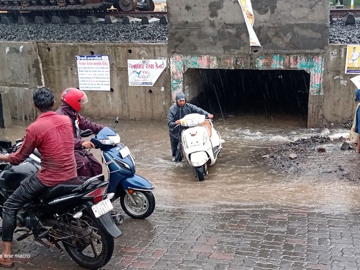 Garage operators were hit by vehicles crashing into the water in Vapi ...