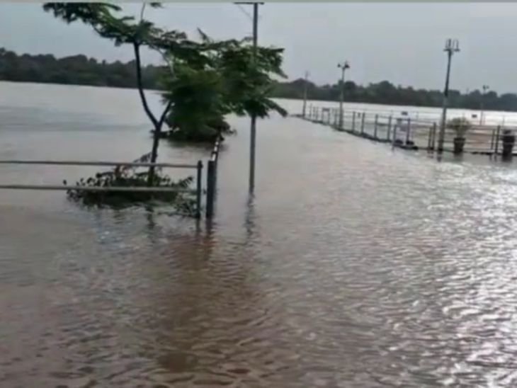 Tapi river overflows with water released from Ukai Dam, Mandvi ...