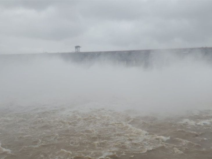 water released from Ukai Dam due to heavy rains upstream and water ...