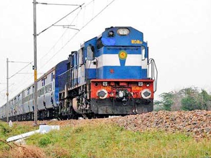 Nizamuddin-Poona train accident with railway dolly near Varanama ...