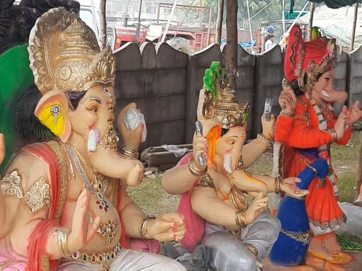 Crowd gathers to buy Ganesha idol in Halol; People from the villages ...