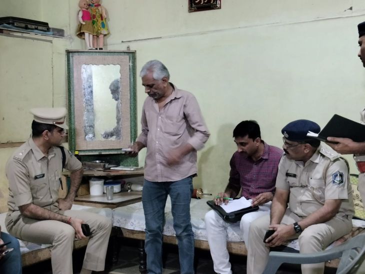 In Rajkot, the robbers robbed Rs 19 lakh from the manager of Angadiya ...