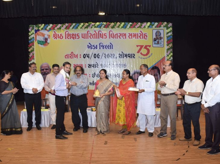 A ceremony to honor the best teachers of the taluka and district level ...