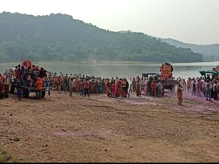 Devotees in Ghoghamba and Jambughoda discharged Ganesha into the water ...