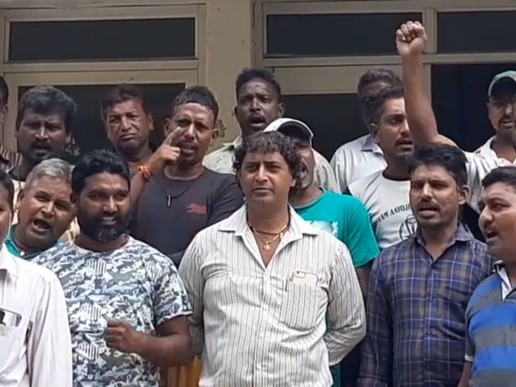 Employees clamor outside Khambhat Municipality; They protested with ...