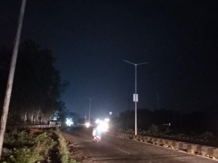 Street lights off on Dandi road towards Dabhan and Uttarsanda in Nadiad ...